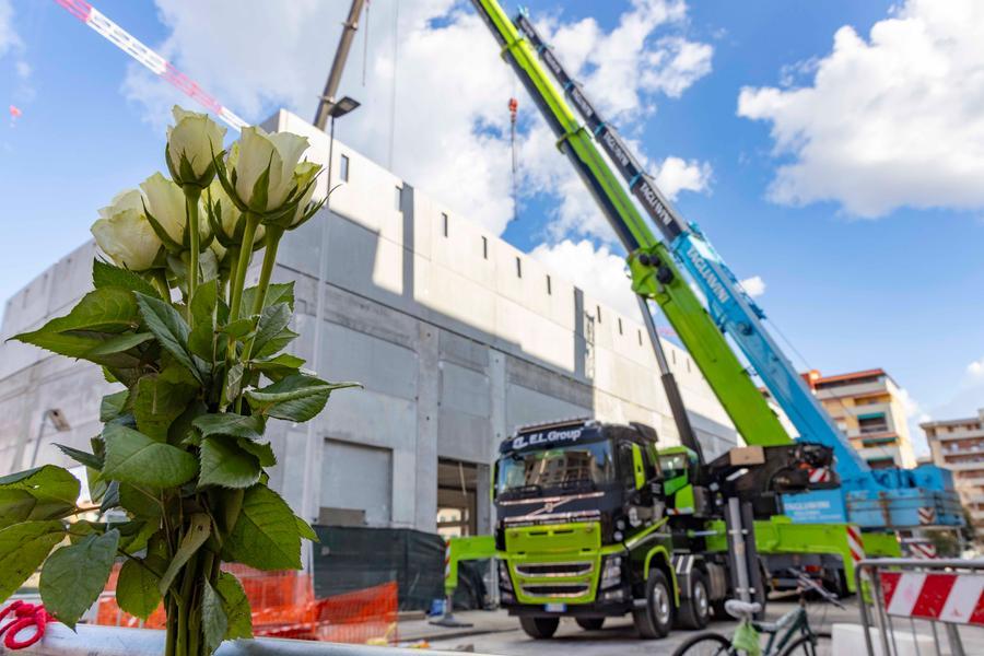 Morti nel crollo all'Esselunga: i cartelli appesi fuori dal cantiere Il ... Morti nel crollo all'Esselunga: i cartelli appesi fuori dal cantiere Il ...
