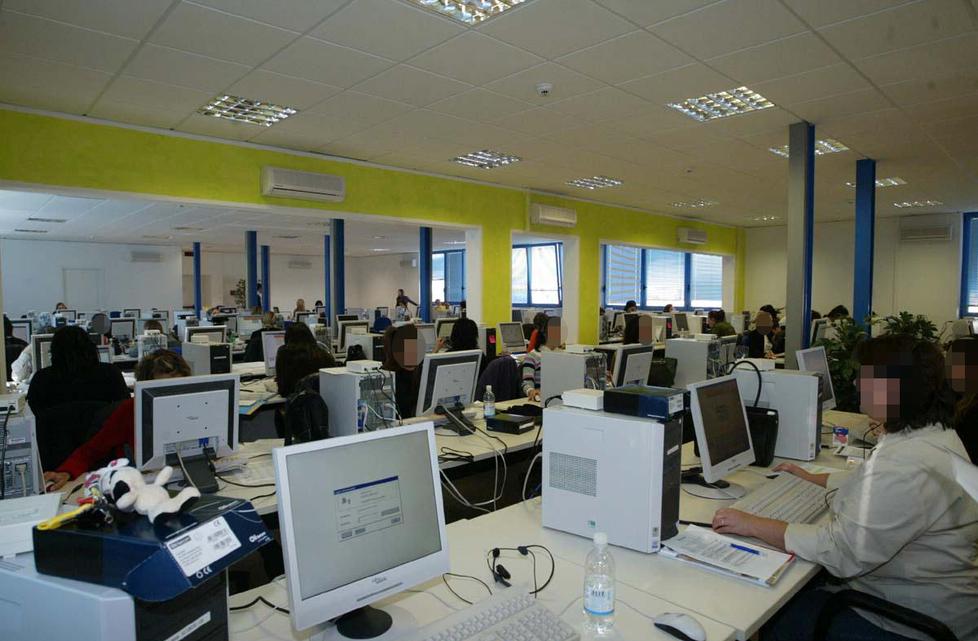 Posti di lavoro a rischio nei call center Tim a Livorno - Il Tirreno