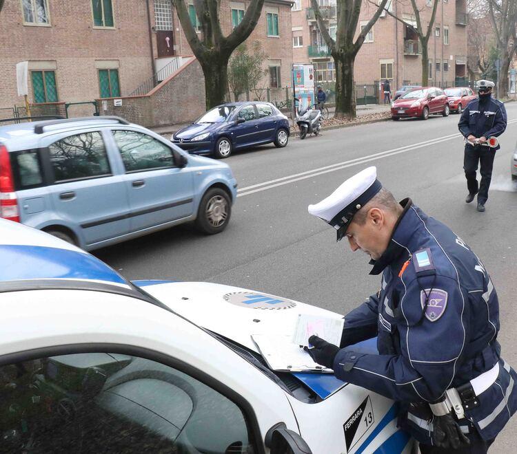 Ferrara, addio al blocchetto per le multe: i verbali solo digitali - La ...