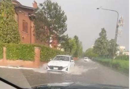 Modena, ancora maltempo: allagamenti e grandine in città - Gazzetta di ...