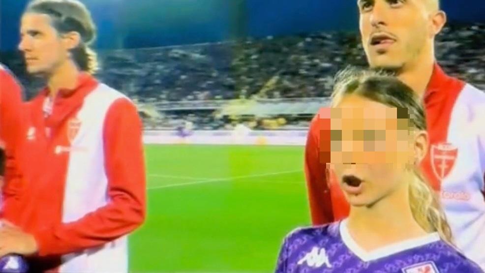 Fiorentina-Monza: il labiale della bimba viola che dice «Juve m...a» in ...