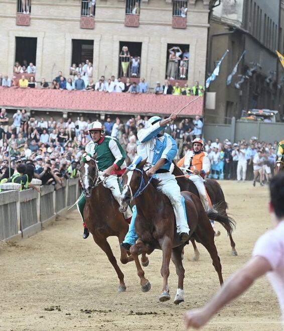 Carlo Sanna "Brigante" si prende il Palio di Siena La Nuova Sardegna
