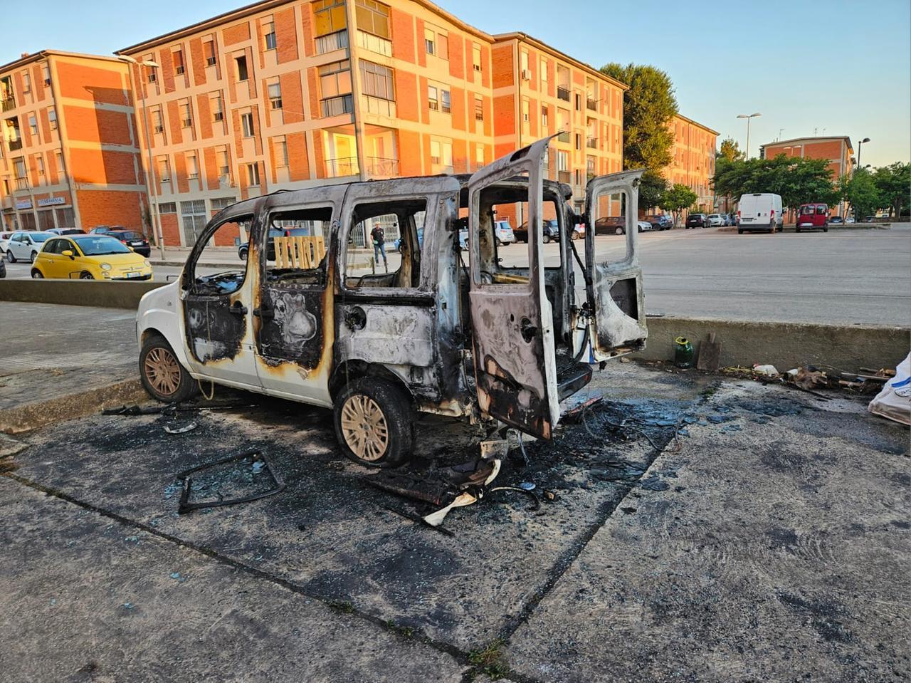 Porto Torres, furgone distrutto da incendio - La Nuova Sardegna