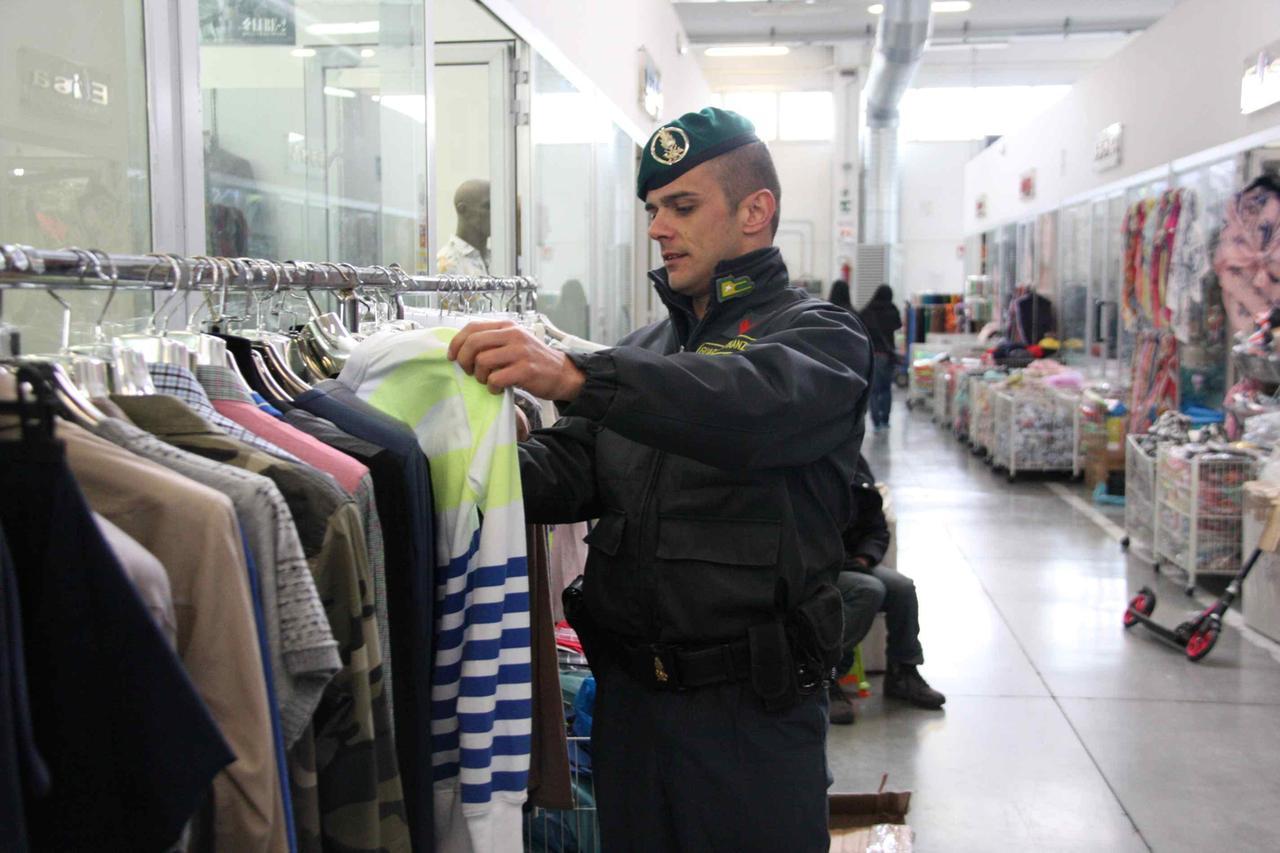 Maxi-evasione Iva nei pronto moda cinesi di Prato, ma 10 imputati su 11 ...