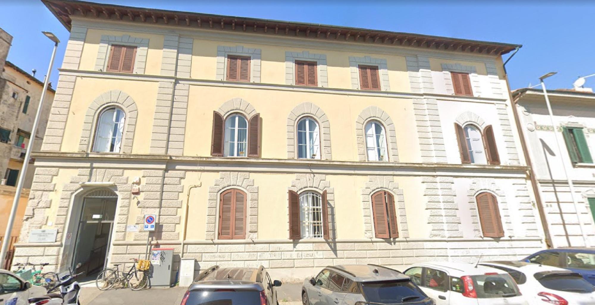 Livorno, guardia giurata presa a pugni da un paziente fuori dal SerD ...