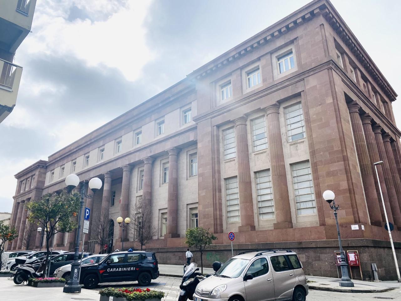 Sassari, cosparse il letto della compagna di rifiuti: 58enne condannato ...