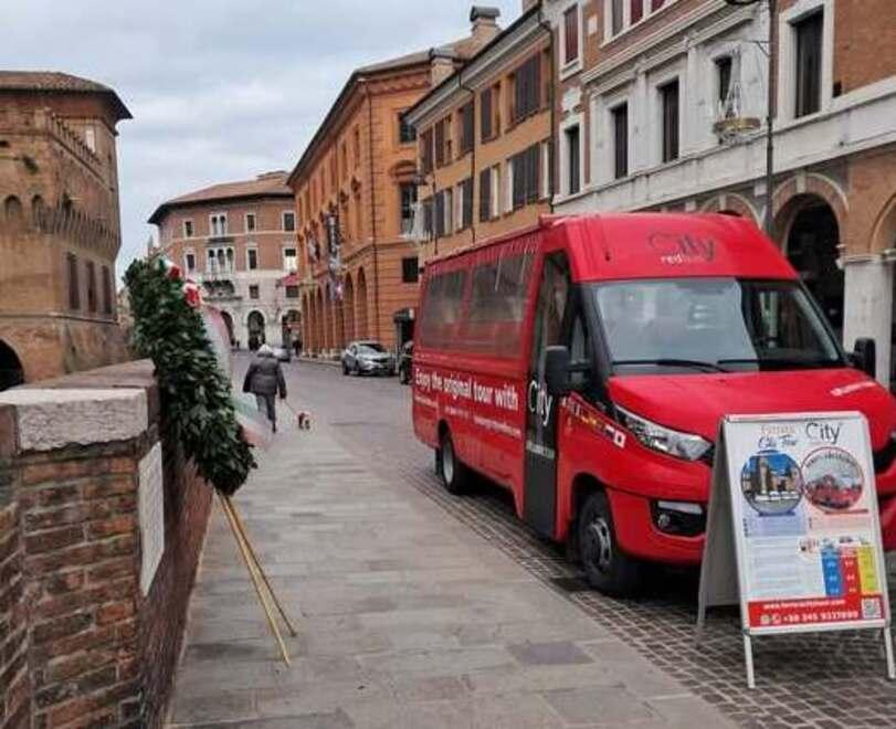 Ferrara bus davanti a lapide Castello - La Nuova Ferrara