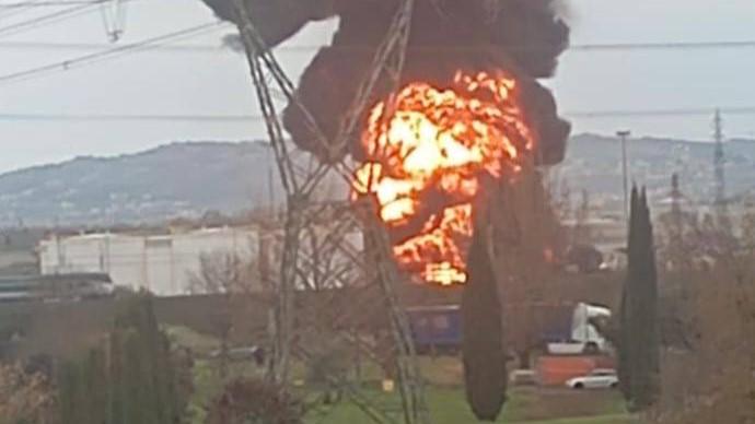 Esplosione nel deposito Eni: due morti, nove feriti e tre dispersi ...