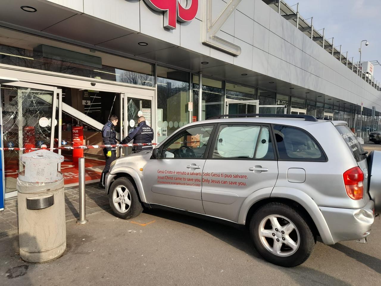 Via Sani, ecco i danni alla Coop provocati dall'auto - Gazzetta di Reggio