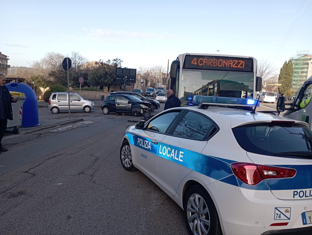Sassari incidente stradale, non si ferma allo stop e si schianta contro ...