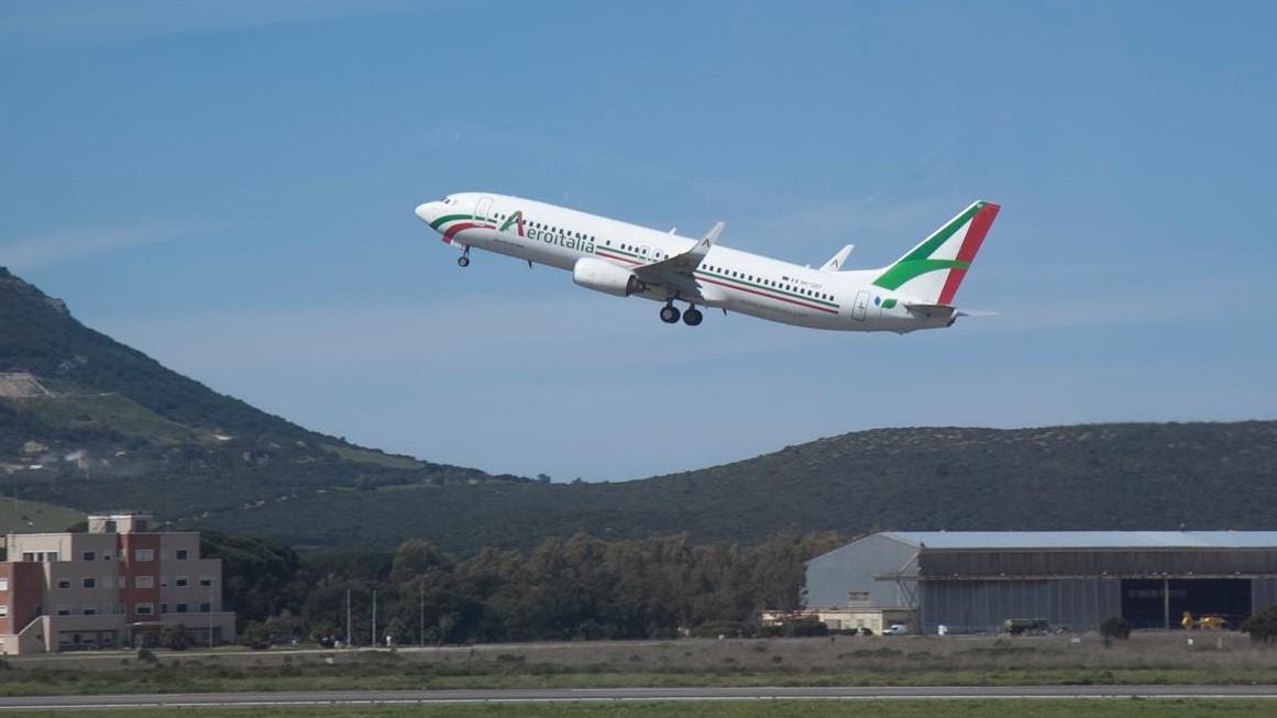 Paura a bordo del volo Roma-Cagliari: l’aereo gira in tondo sul mar ...
