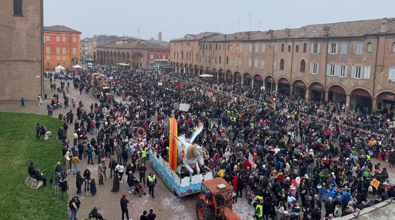 Carpi, il ritorno del Carnevale e del Mostardino è un successo: piazza ...