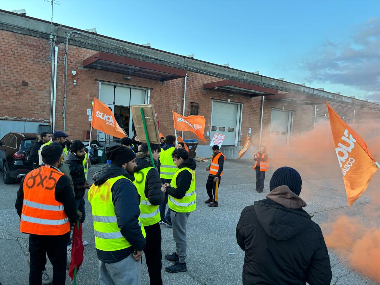 Sciopero nella logistica cinese di Prato colpita dal pacco incendiario ...
