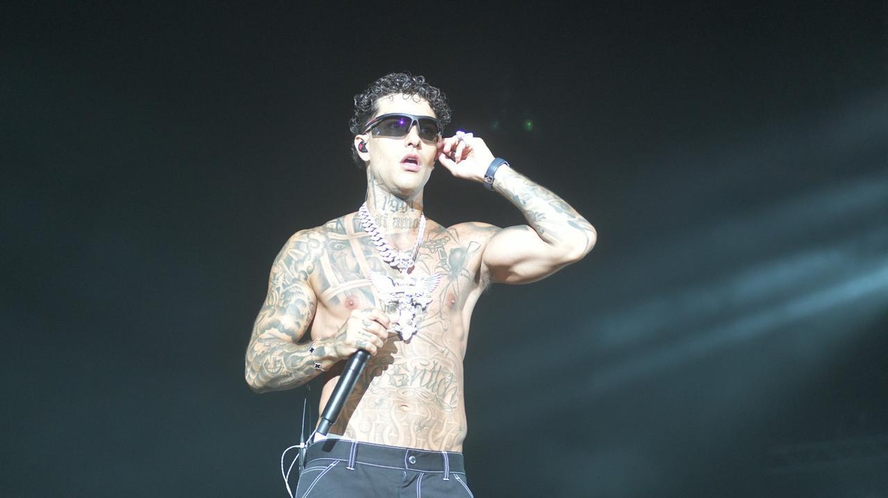 Il cantante Tony Effe indagato per una rissa a Porto Cervo insieme ad ...