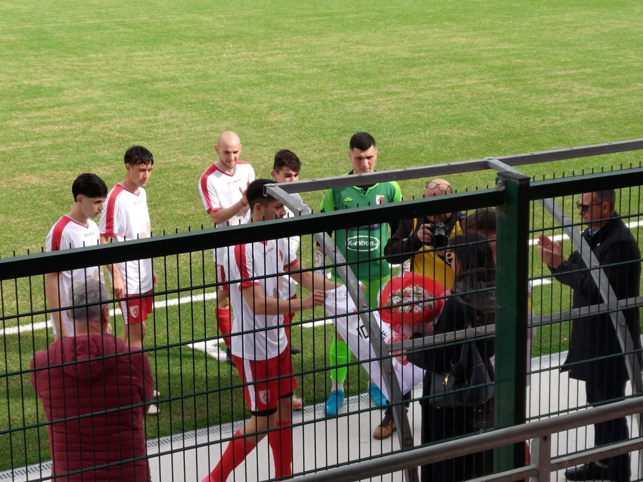 Oristano, un minuto di silenzio e un mazzo di fiori alla moglie prima ...