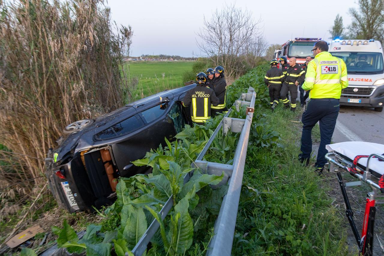 Auto nel fosso sulla Superstrada Ferrara-mare all'altezza di Cona - La ...