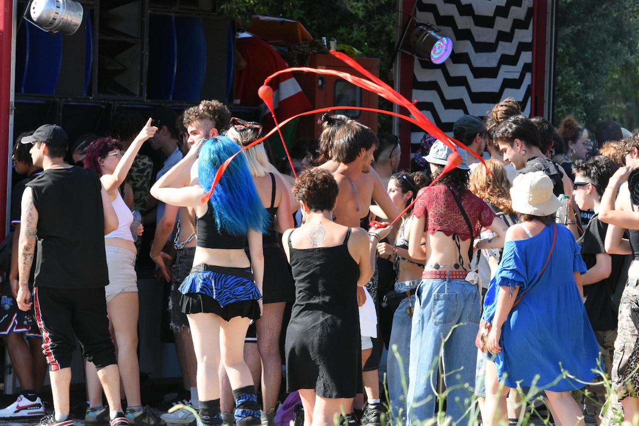 Rave party in Italia: perché non vengono sgomberati con la forza e cosa ...