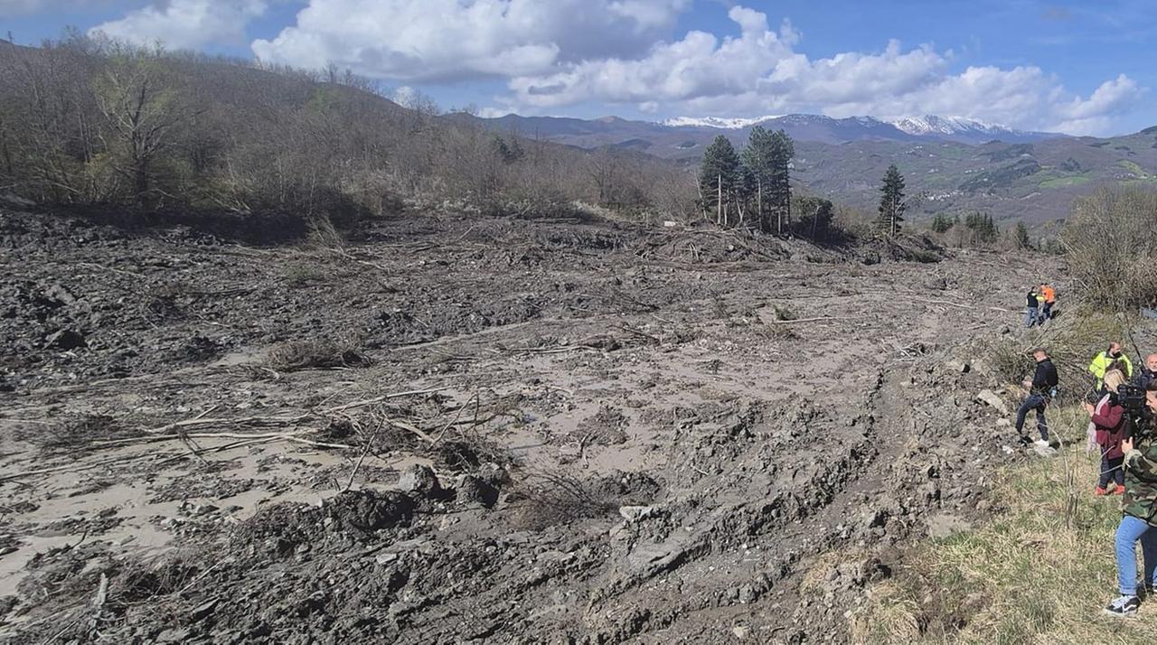 La frana di Boccassuolo non si ferma: evacuati altri 7 residenti, terza ...