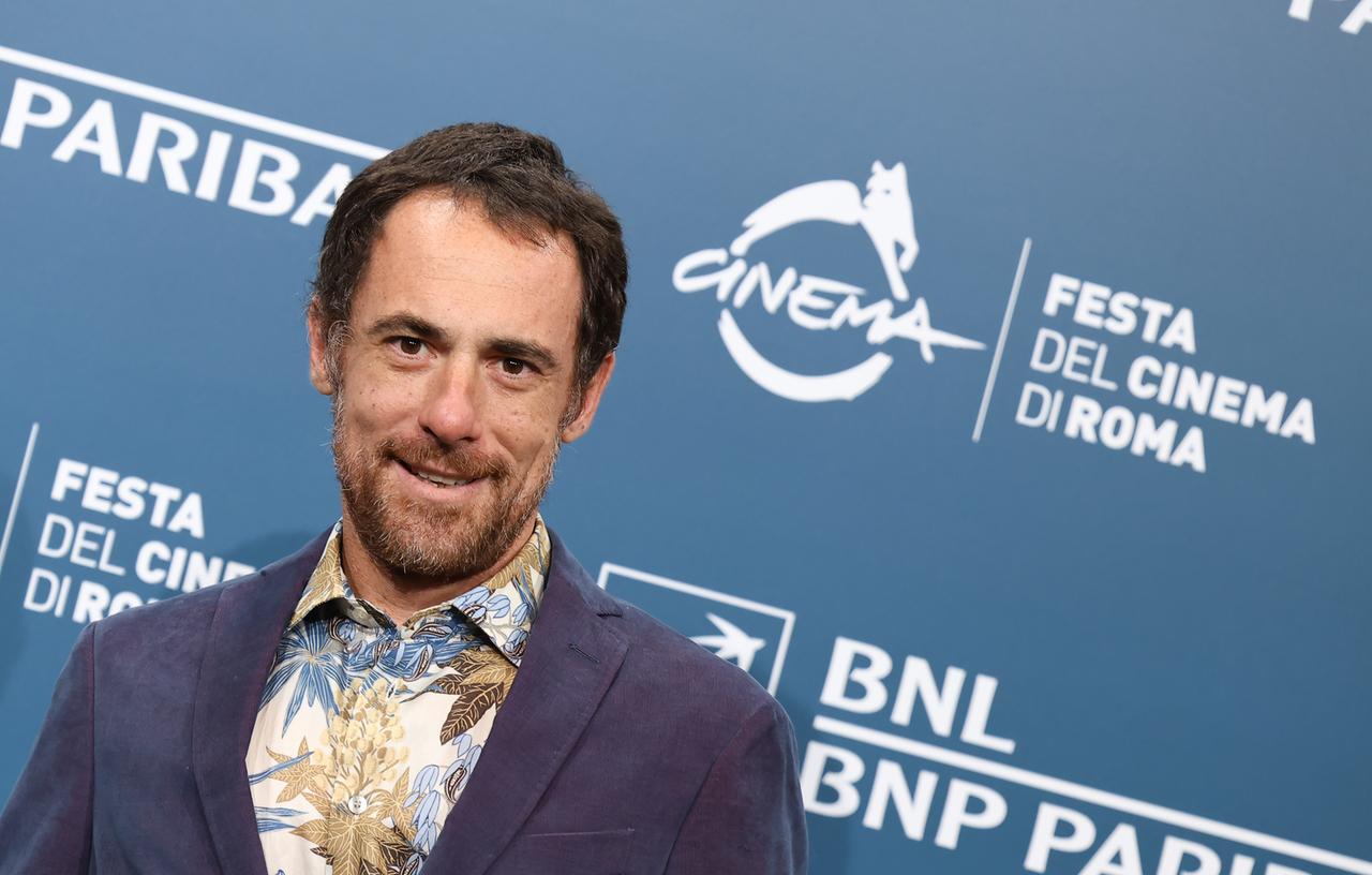 Anche l’attore Elio Germano attacca il ministro Giuli: «Basta piazzare gli uomini come i clan ...