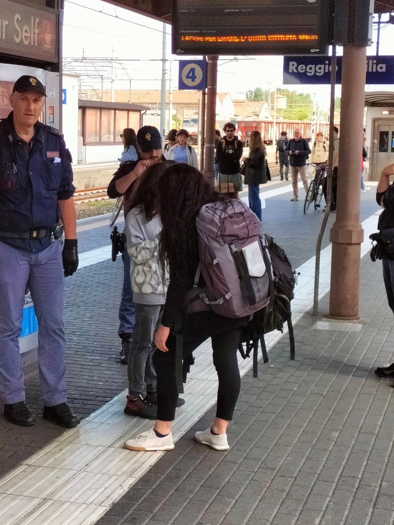 «Io, mia moglie e mio figlio disabile buttati fuori dal treno perché ...
