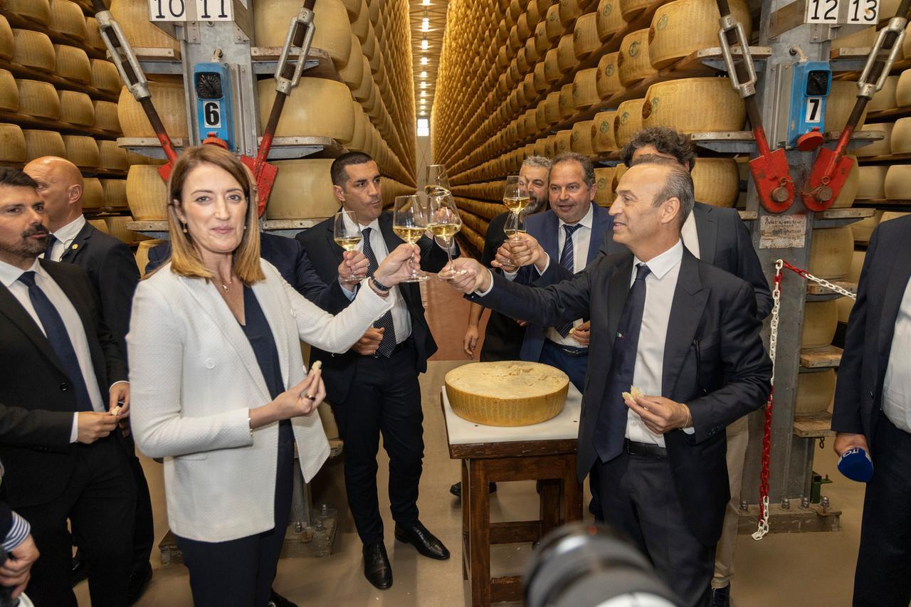 Roberta Metsola omaggia il caseificio di Modena simbolo della rinascita ...