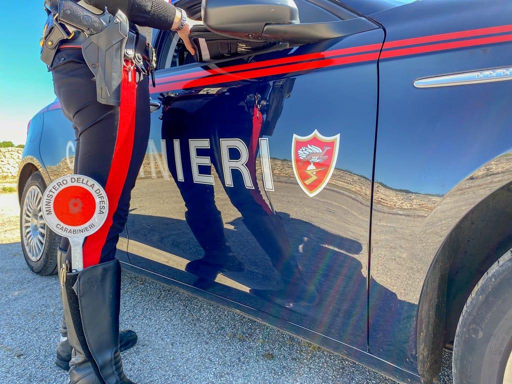 Chef fuori controllo minaccia tutti con un coltellaccio e ruba l’auto ...