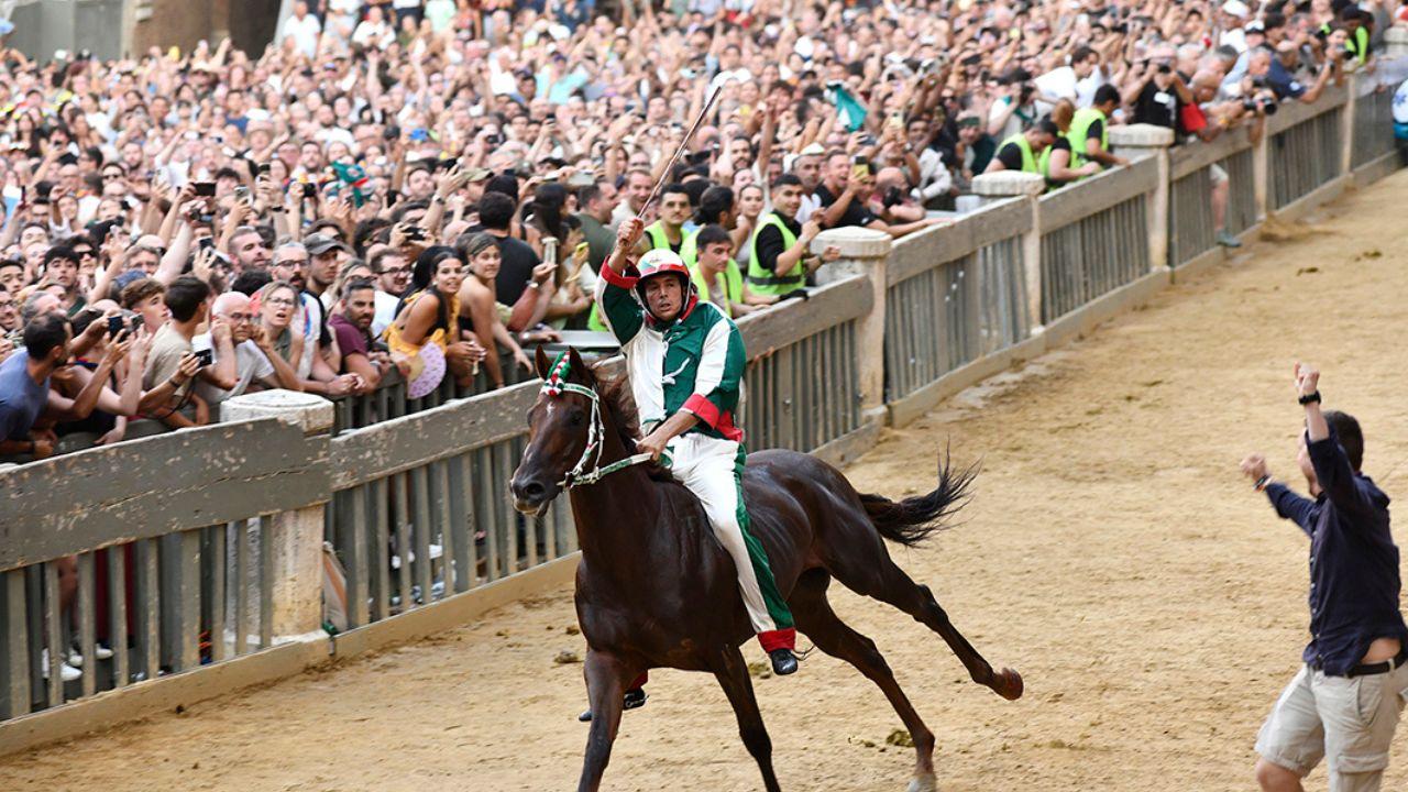 Palio di Siena 3 luglio 2025, vince l'Oca: chi è Giovanni Atzeni detto ...