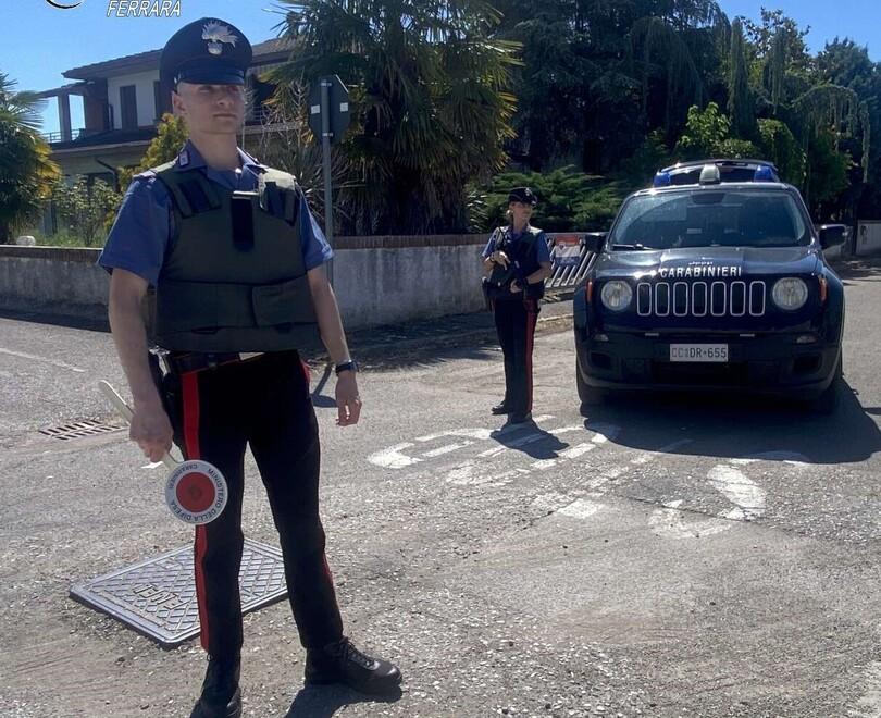 Bevono e molestano i clienti del market a Berra, poi tutti in auto ...