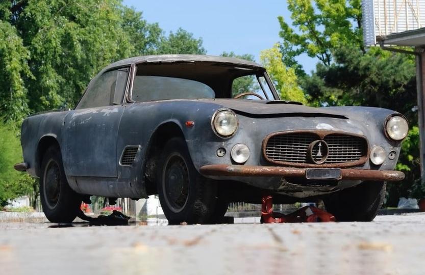 Formula 1: Juan Manuel Fangio e la sua Maserati lasciata in fabbrica a ...