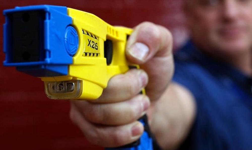 Cosa è il taser, come funziona e quali sono i rischi - La Nuova Sardegna