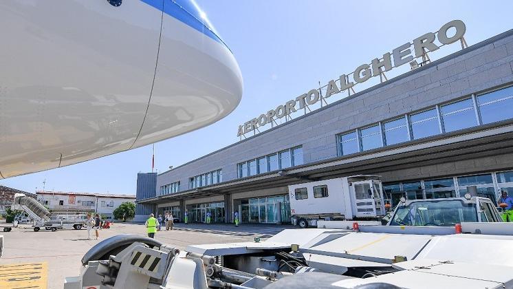 Alghero, paura all'aeroporto. Evacuata la sala partenze per una ...