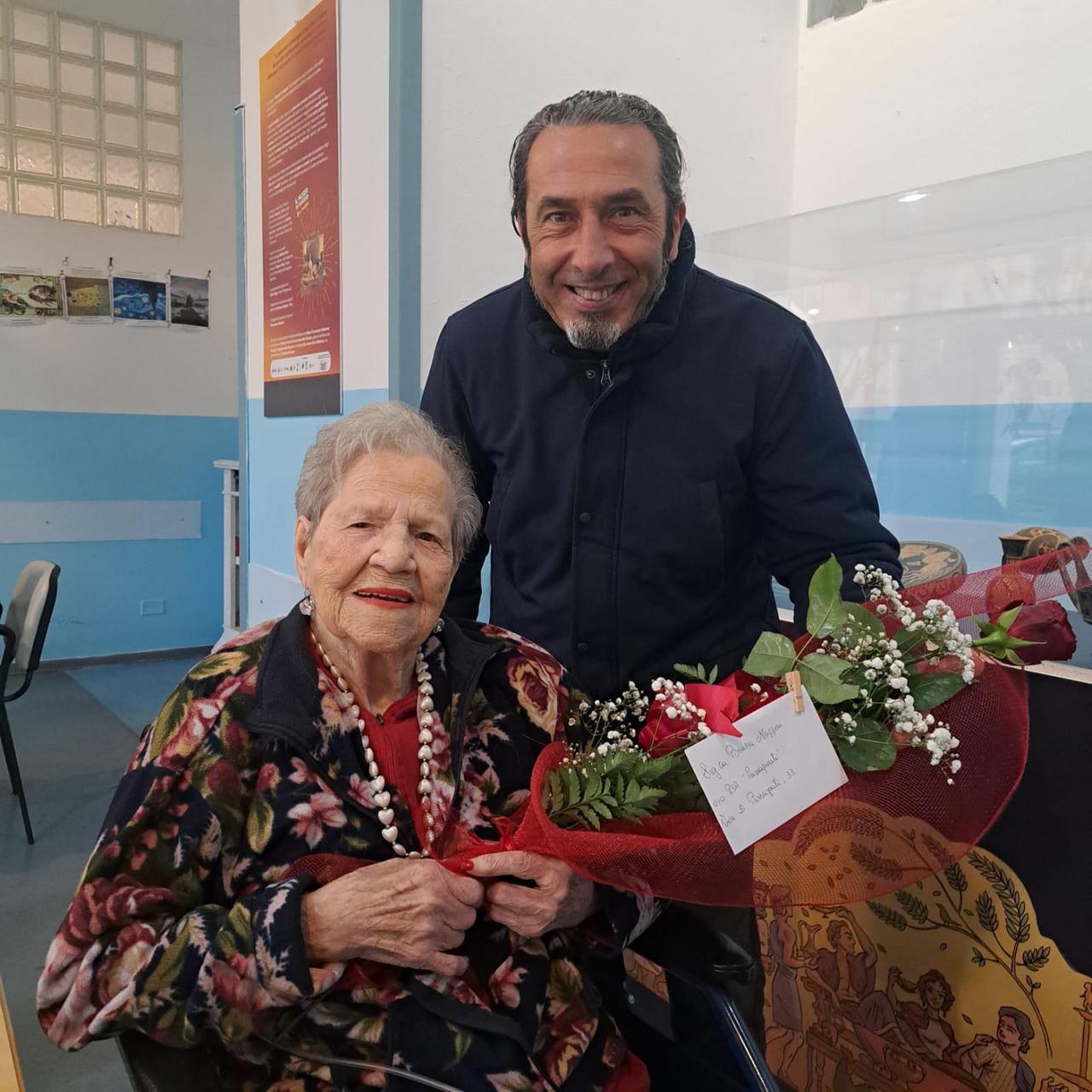 La nonna del karaoke, Livorno festeggia i 103 anni di Bruna Mazzoni ...