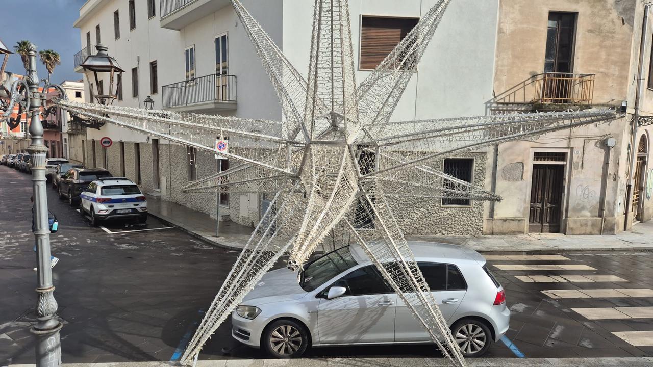 Oristano, crolla la decorazione natalizia e finisce su una macchina ...
