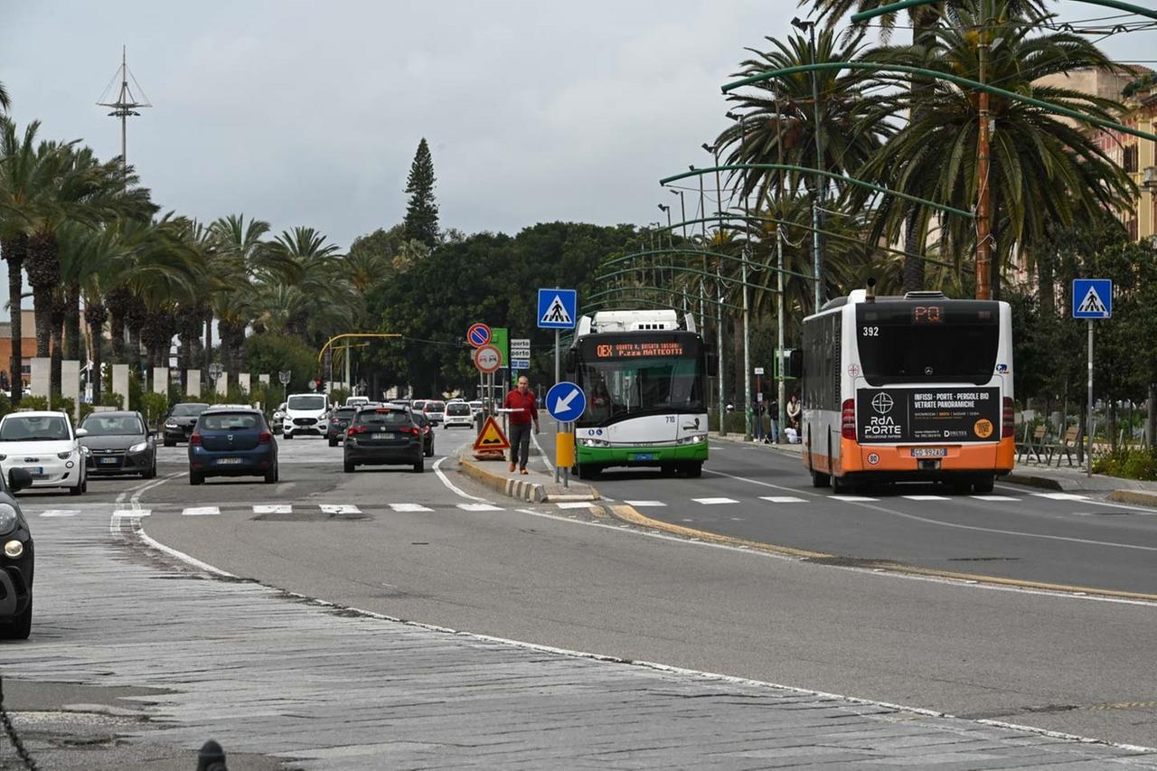 Cagliari, tre bus del Ctm danneggiati: pallini contro un mezzo in ...