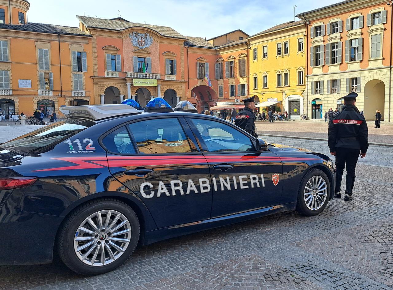 Ruba lo smartphone dalle mani di una donna che stava facendo una ...