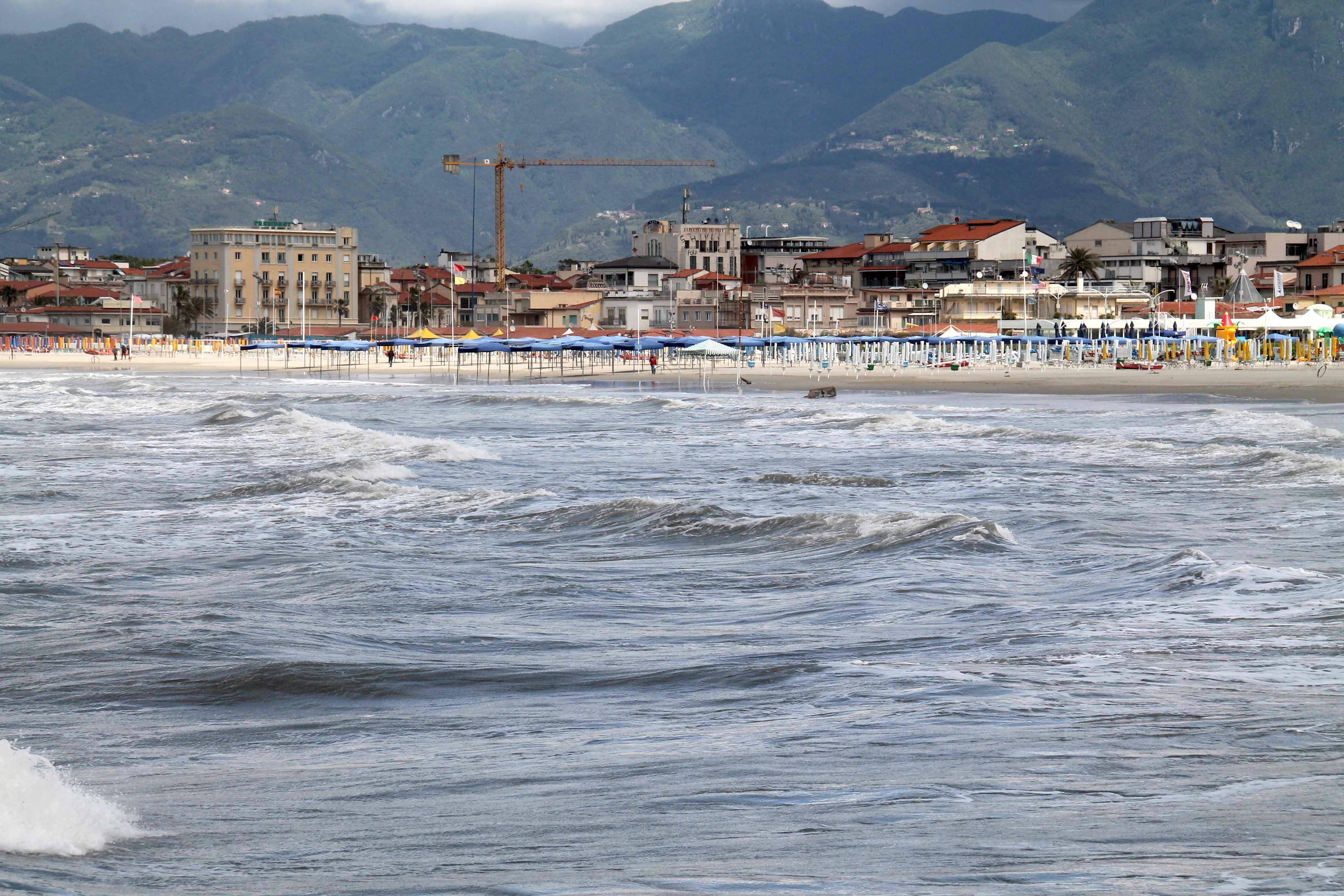 Vento forte e mareggiate: allerta meteo in Versilia - Il Tirreno