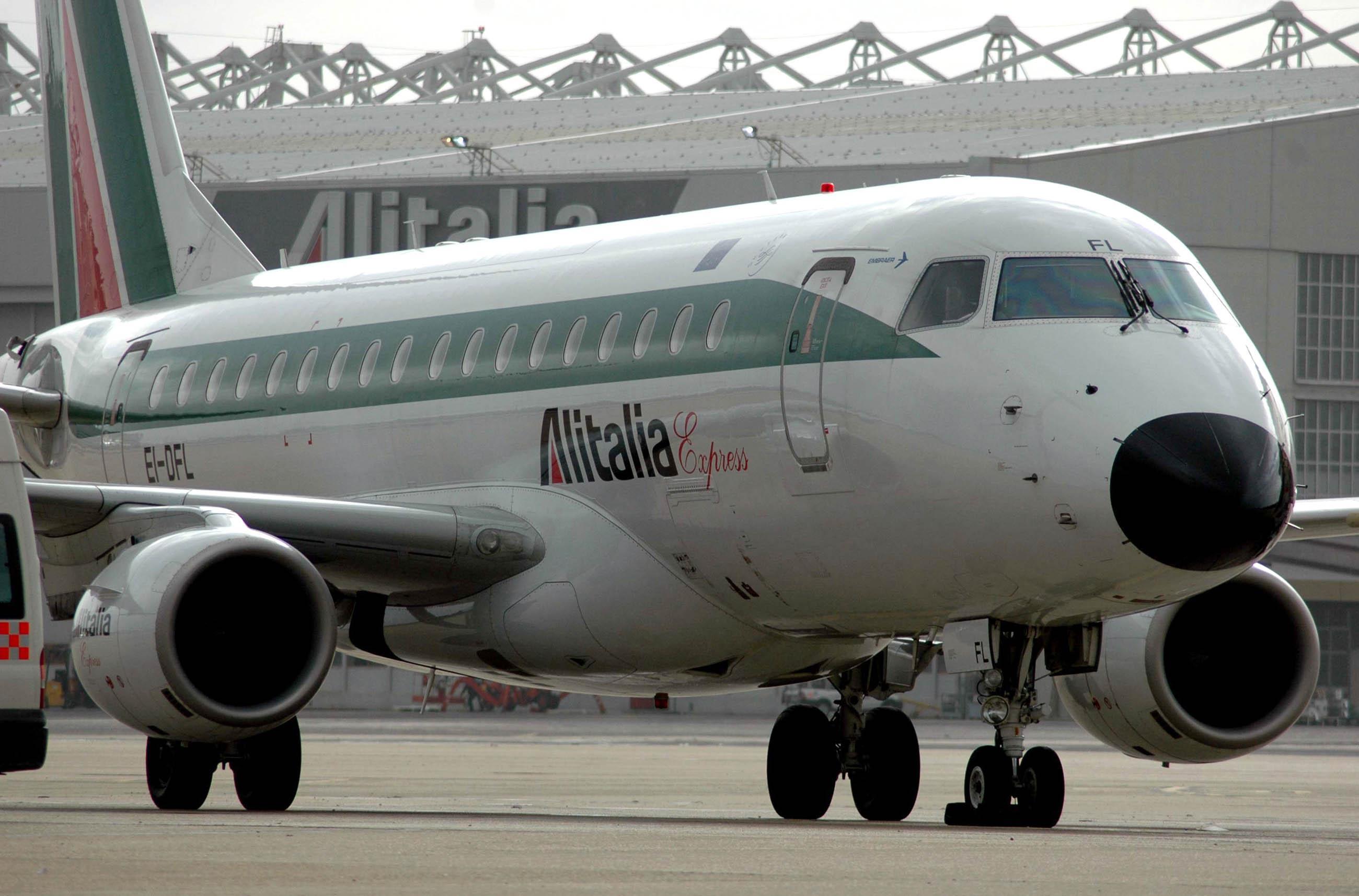 Aereo decolla e "impatta" contro volatili: subito rientrato - Il Tirreno