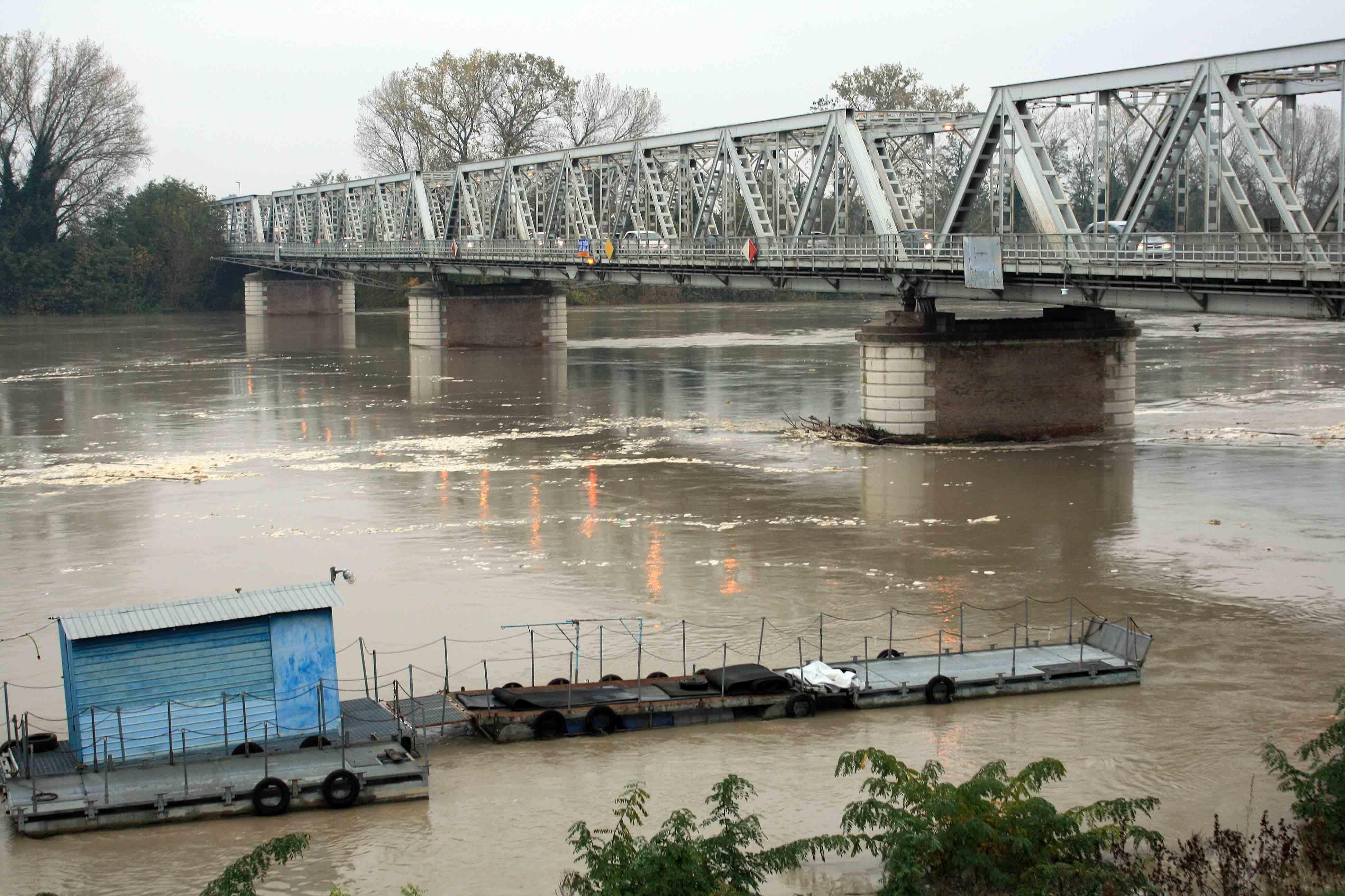 La piena del Po ha superato Pontelagoscuro ed ora viaggia verso il ...