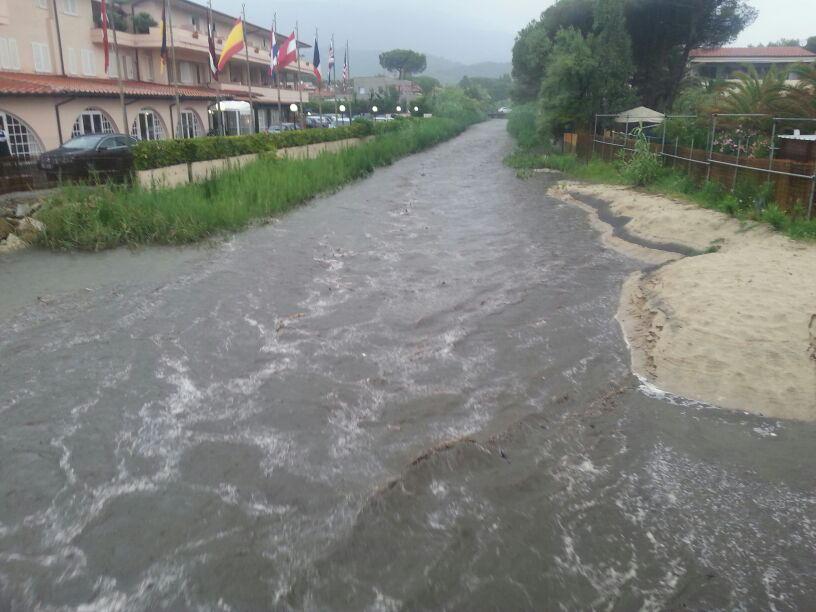 Maltempo, è allarme rosso. A Campo torna l'ansia per i fossi - Il Tirreno
