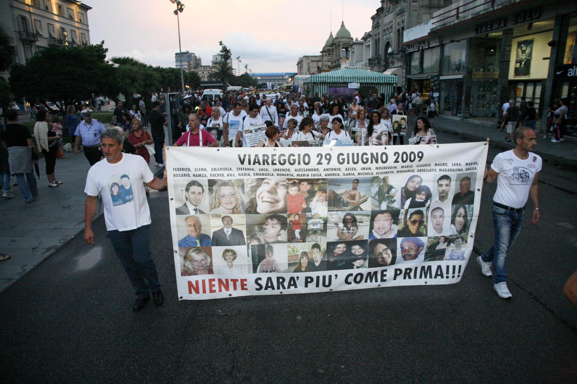 Tifosi offendono le vittime della strage di Viareggio Il Tirreno Tifosi offendono le vittime della strage di Viareggio Il Tirreno