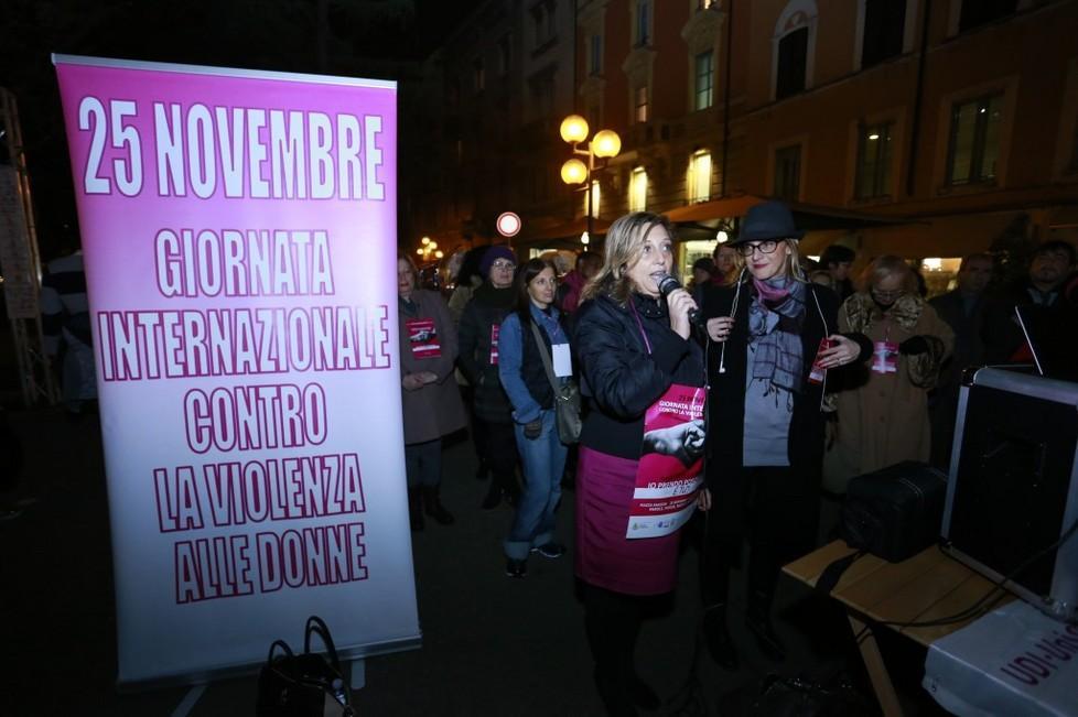 Flash mob contro la violenza sulle donne - Gazzetta di Modena
