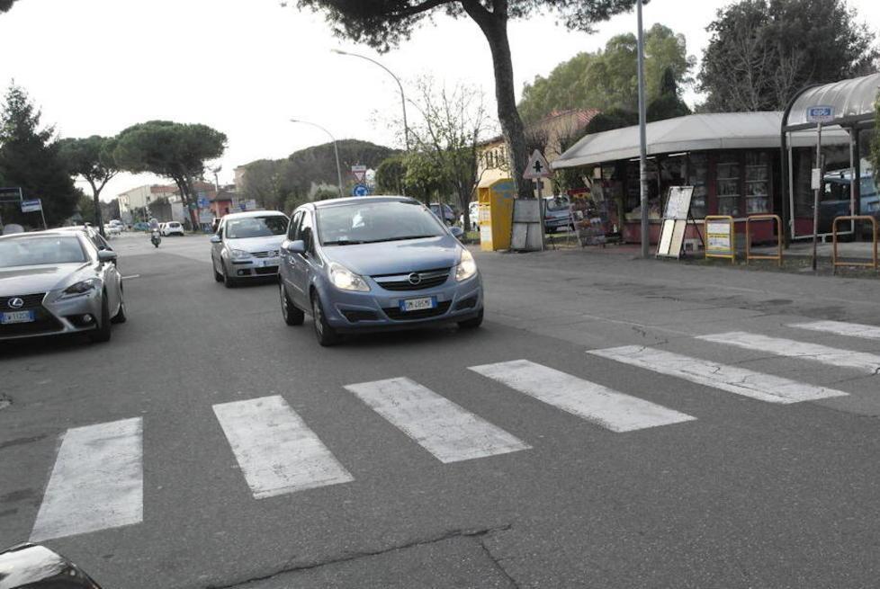 Strisce pedonali a rischio per chi attraversa la strada - Il Tirreno