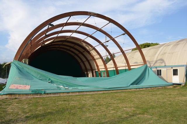Campo da tennis, si cambia il telone rotto dal vento - Il Tirreno