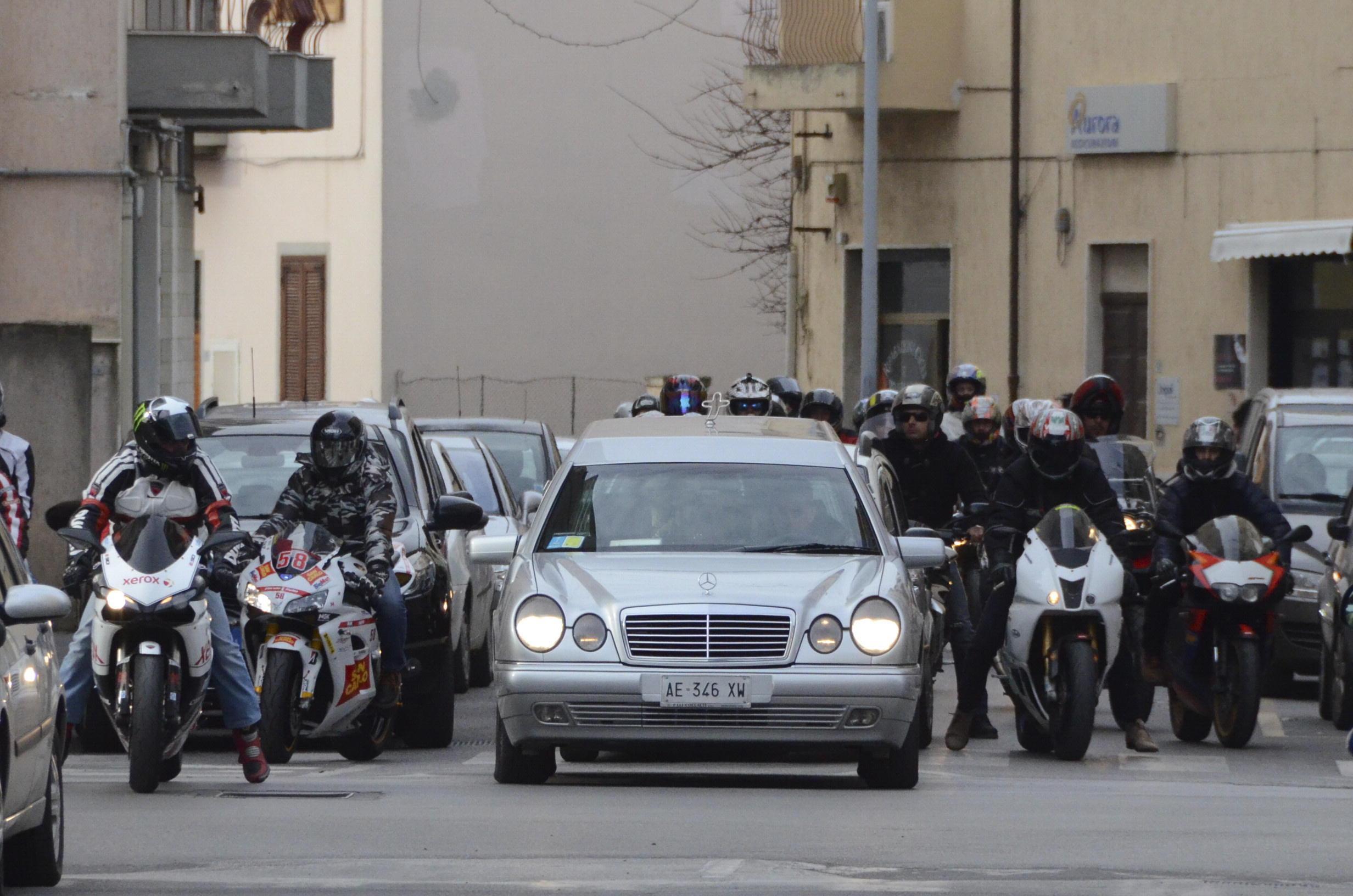 Decine di centauri per l'addio a Fabio Ciacci - Le foto - Il Tirreno