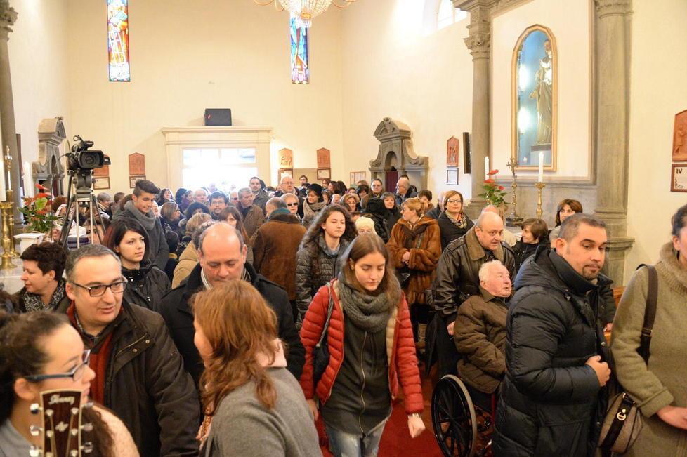 Un'intera comunità in festa per don Simone - Il Tirreno