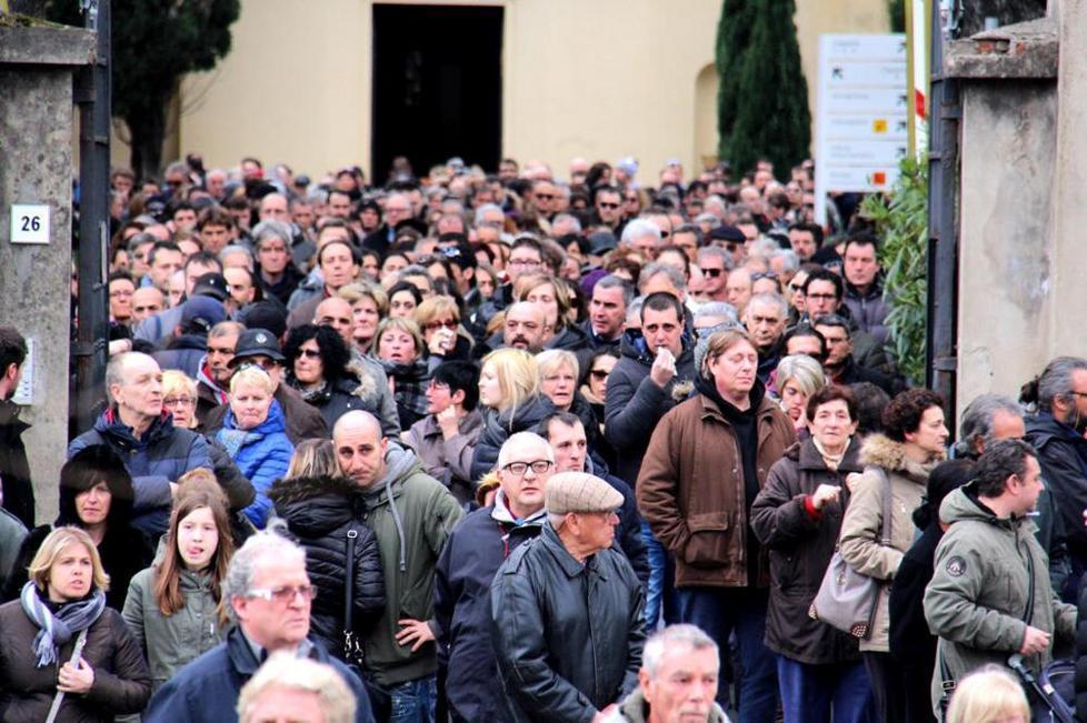 Folla commossa al funerale di Mirko Cignoni - Il Tirreno
