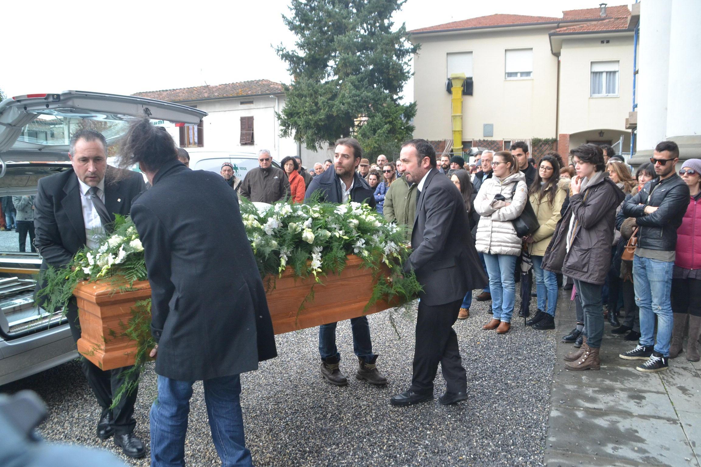 Folla commossa al funerale di Jacopo - Il Tirreno