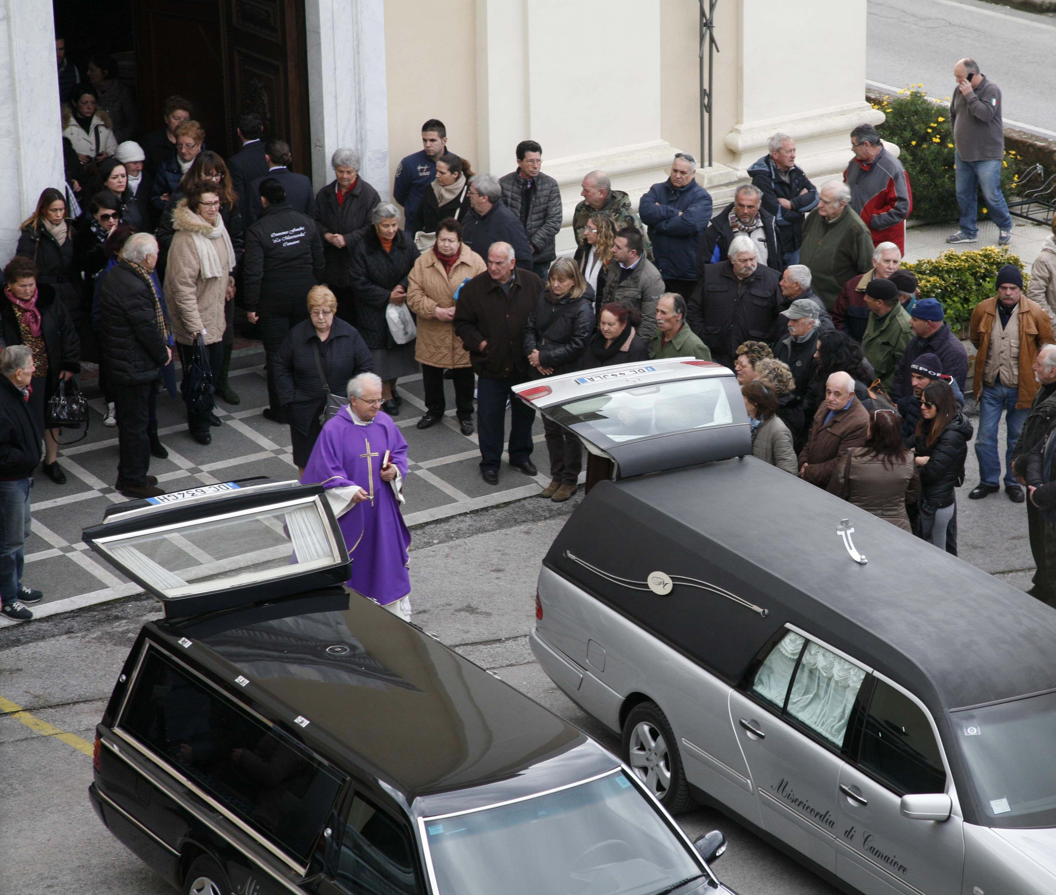 A Capezzano i funerali del cinquantenne che ha ucciso la madre e poi si ...