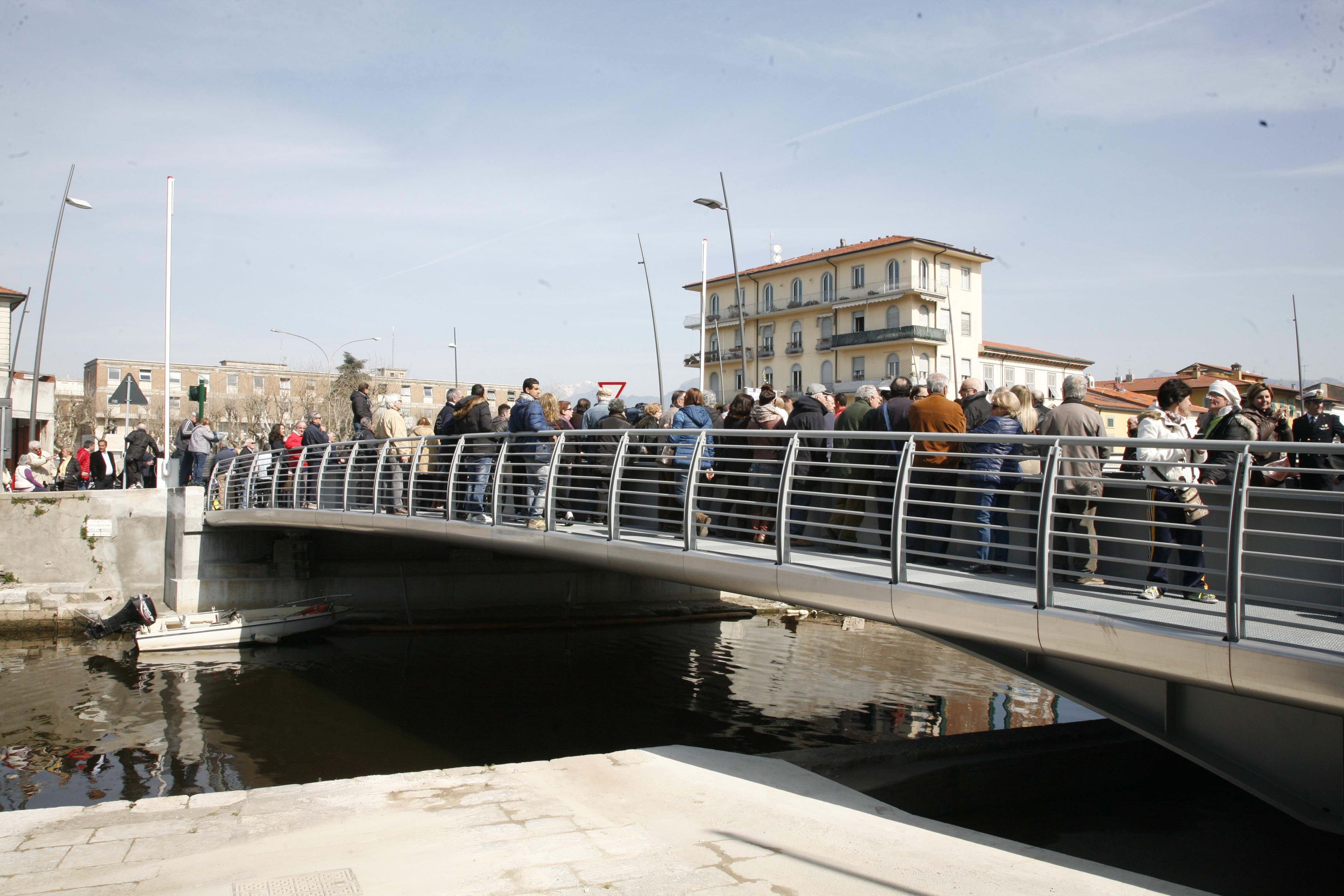 Aperto il nuovo ponte tra darsena e centro di Viareggio - Il Tirreno