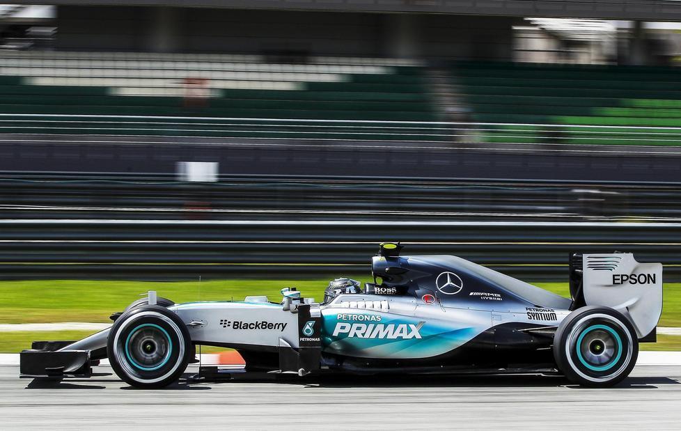 F1, la pole position in Malaysia è di Hamilton davanti a Vettel ...